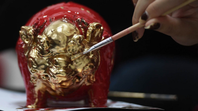 Menghias Patung Babi Tanah Jelang Imlek - Vlix.id