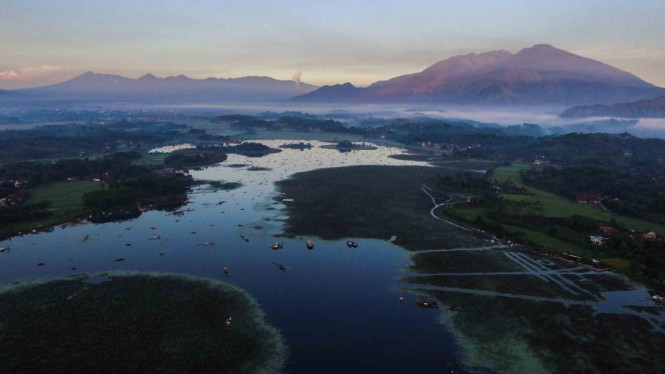 Menyaksikan Keindahan Alam Situ Bagendit di Garut - Vlix.id