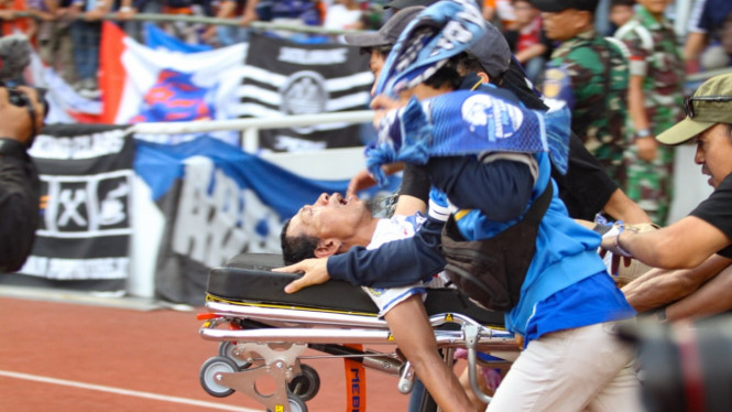 Detik-detik Yuli Sumpil Dirigen Aremania Dibawa ke Ambulans - Vlix.id