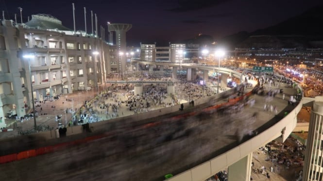 Jemaah Haji Melaksanakan Lempar Jumrah Ula, Wustha dan Aqoba - Vlix.id