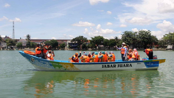 Perahu Wisata di Situ Rawa Besar Depok - Vlix.id