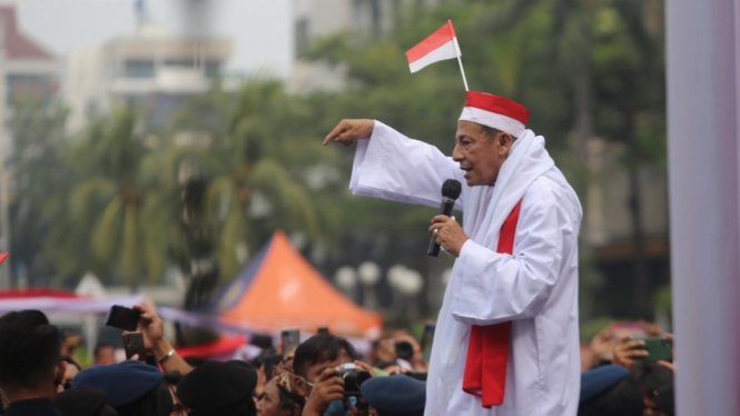 Habib Luthfi Bin Yahya Hadiri Kirab Bendera Merah Putih - Vlix.id Habib Luthfi Bin Yahya Hadiri Kirab Bendera Merah Putih - Vlix.id