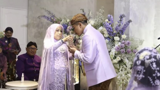 Potret Jokowi dan Ibu Iriana Antarkan Kaesang Midodareni - Vlix.id Potret Jokowi dan Ibu Iriana Antarkan Kaesang Midodareni - Vlix.id