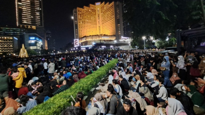 Ribuan Warga Berjubel Saksikan Kembang Api Tahun Baru 2023 - Vlix.id