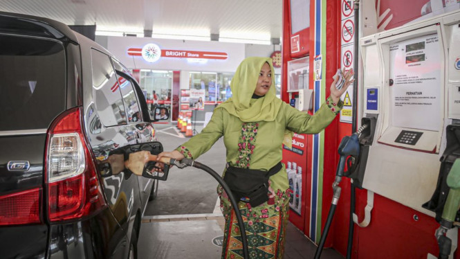 Hari Lahir Pancasila Operator SPBU Pertamina Pakai Baju Adat - Vlix.id