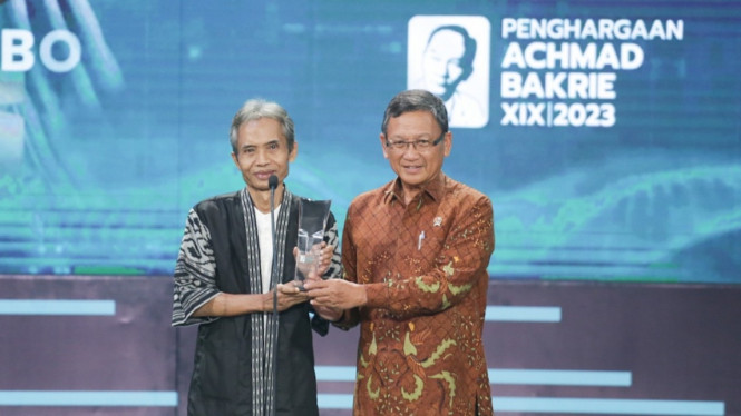 Joko Pinurbo Sabet Penghargaan Achmad Bakrie Bidang Sastra - Vlix.id