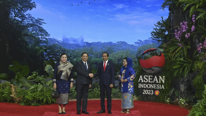 Penyambutan Kepala Negara Peserta KTT ASEAN ke-43 - Vlix.id Penyambutan Kepala Negara Peserta KTT ASEAN ke-43 - Vlix.id
