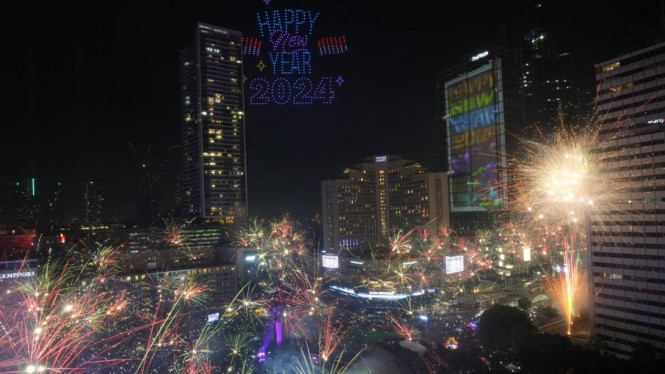 Pesta Kembang Api Perayaan Tahun Baru di Bundaran HI - Vlix.id