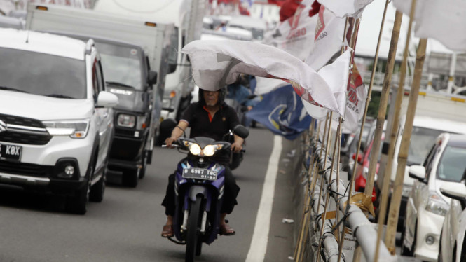 APK Bendera Partai Bahayakan Pengendara Kendaraan Bermotor - Vlix.id