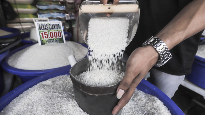 Harga Beras Melambung Tinggi Mahal - Vlix.id Harga Beras Melambung Tinggi Mahal - Vlix.id
