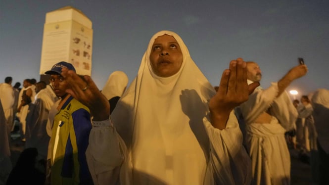 Potret khusyuknya Jemaah Haji Berdoa di Arafah - Vlix.id Potret khusyuknya Jemaah Haji Berdoa di Arafah - Vlix.id