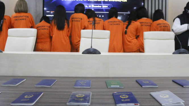 Ditjen Imigrasi amankan 12 WNA Diduga PSK - Vlix.id