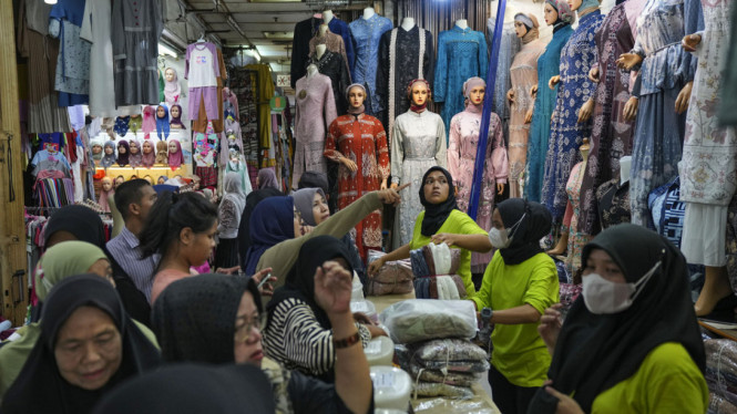 Warga Padati Pasar Untuk Belanja Baju Lebaran - Vlix.id